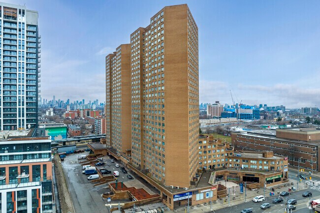 The Crossways Apartments - 2340-2360 Dundas St W Toronto, ON ...