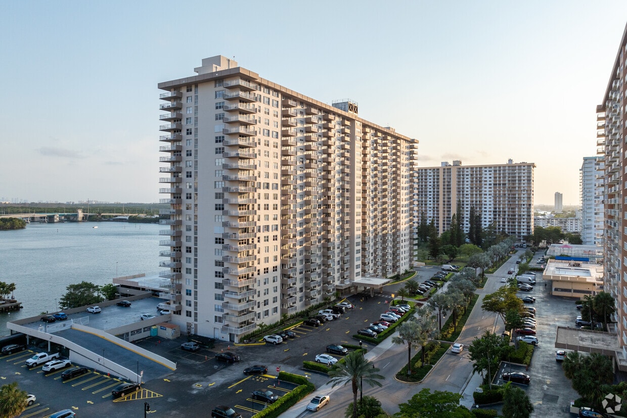 Winston Towers 100 - 4 Units Available for Rent | Sunny Isles Beach, FL ...