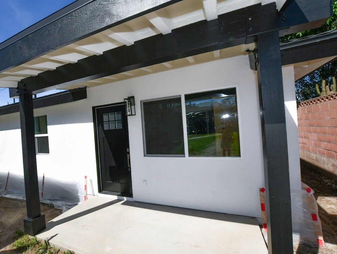 2073-2075 E Daily Dr Unit 2075 1/2 E. DAILY DRIVE, Camarillo, CA 93010 - Room for Rent in ...