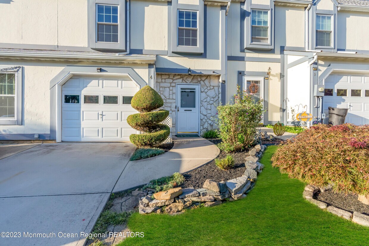 4 Lisa Ct, Matawan, NJ 07747 - Condo for Rent in Matawan, NJ ...