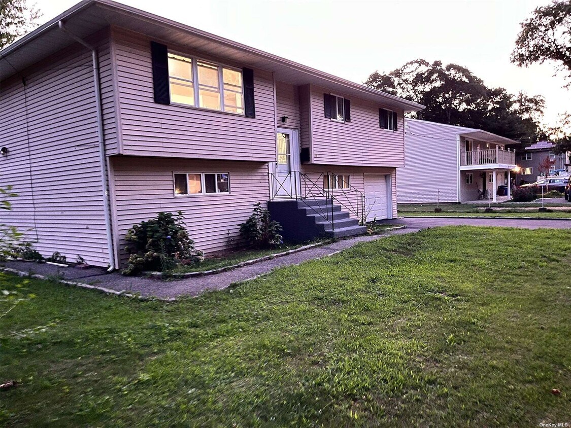 22 Venedia Dr, Wheatley Heights, NY 11798 - House Rental in Wheatley ...