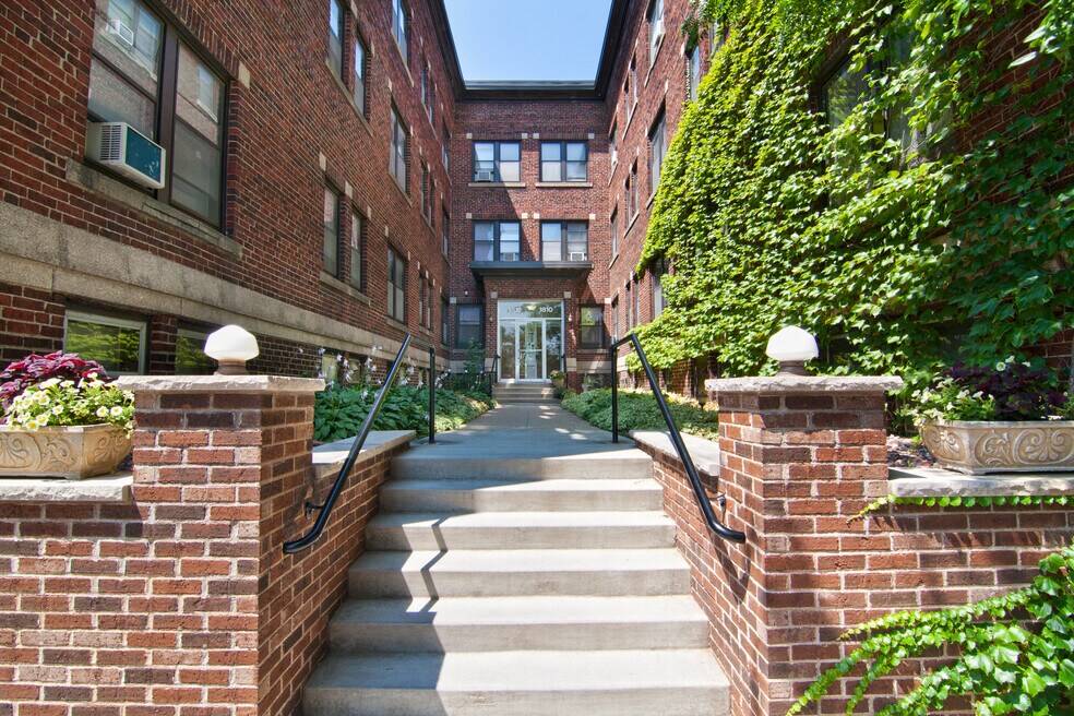 Apartments for Rent with a Swimming Pool in Lowry Hill, Minneapolis ...