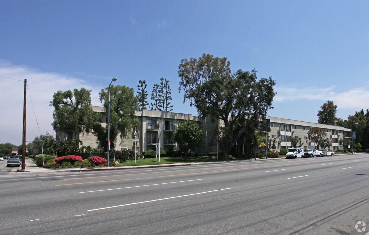 Oak Tree Apartments - 14335 Sherman Way Van Nuys, CA - Apartments for ...