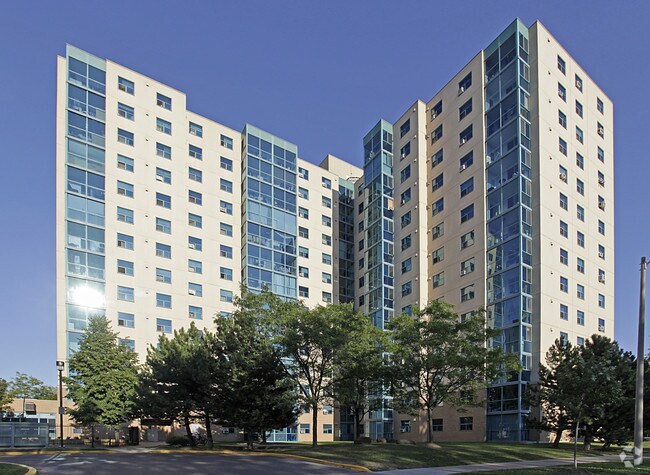 Observatory Towers Apartments - 25-35 Marshall St Richmond Hill, ON ...