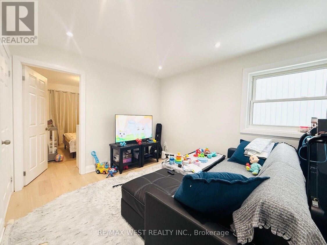 4 Sutherland Ave, Toronto, ON M4C 1R9 - Maison à Louer à Toronto, ON ...