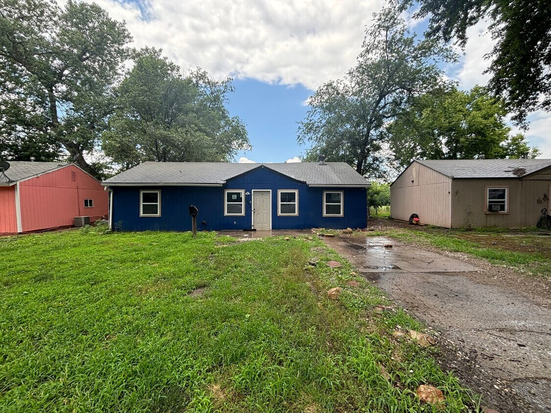 3341 SE Girard St, Topeka, KS 66605 - House Rental in Topeka, KS ...