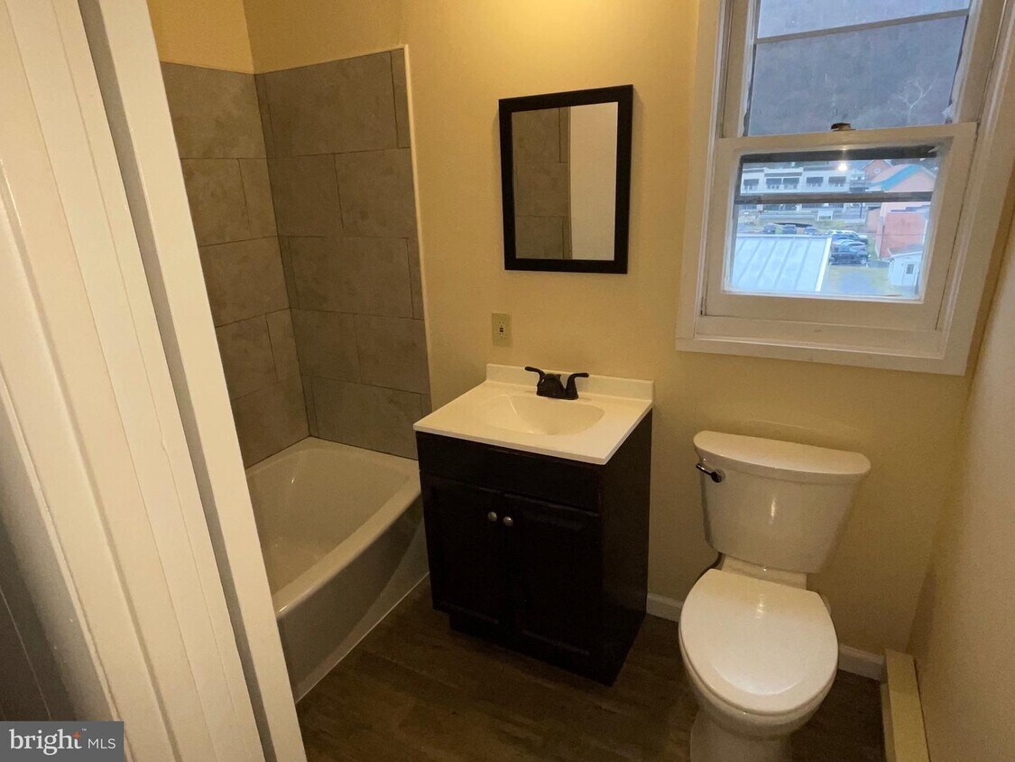 45 N Green St Unit 2, Berkeley Springs, WV 25411 - Room for Rent in ...