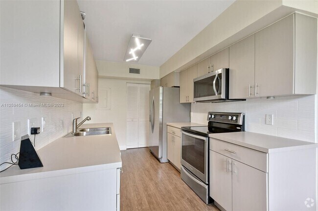 Isle of Normandy Trouville Apartments for Rent with a Gate - Miami Beach, FL - 2 Rentals ...