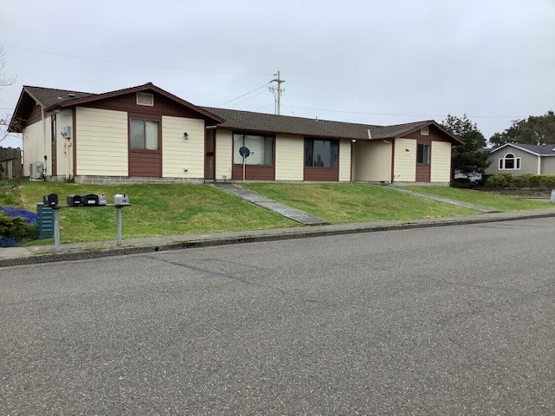 1981-1983 Hayes St Unit 1983, North Bend, OR 97459 - Room for Rent in ...