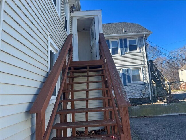 27 Pierce St Unit 2, Westerly, RI 02891 - Room for Rent in Westerly, RI ...