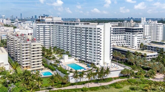 Miami Beach Boardwalk Apartments for Rent with a Living Room - Miami ...