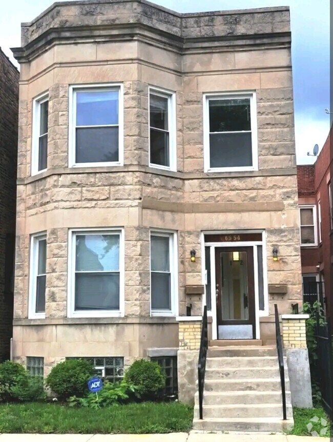 Hyde Park Homestead Apartments for Rent with a Garage - Chicago, IL ...