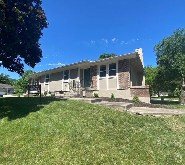 Historic Downtown Lee's Summit Apartments for Rent with a Living Room ...