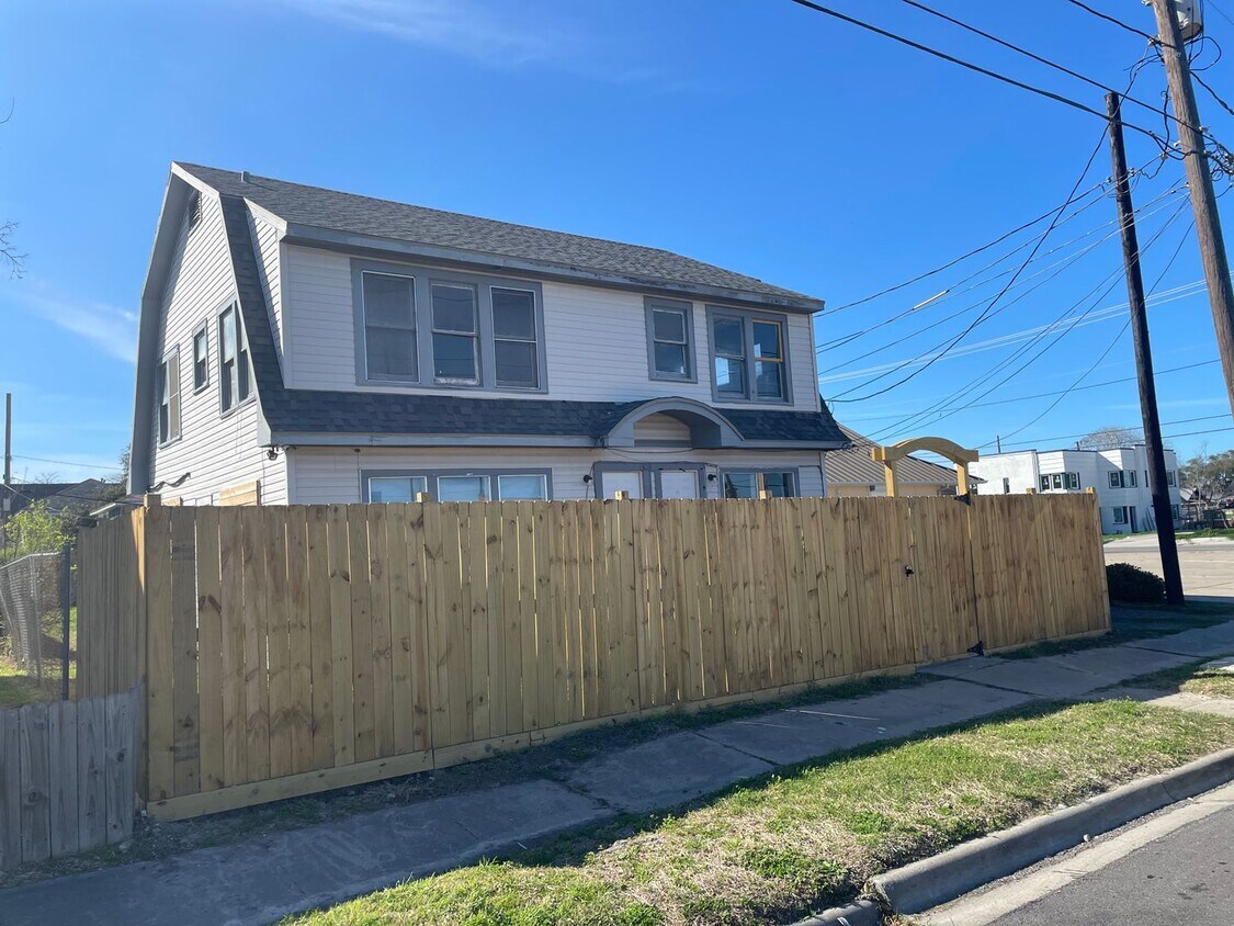 1309 5th St Unit 1309 Fifth St B, Corpus Christi, TX 78404 - Room for ...