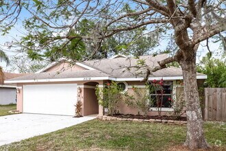 Centre Lake Apartments for Rent with a Yard - Sarasota, FL - 1 Rentals ...