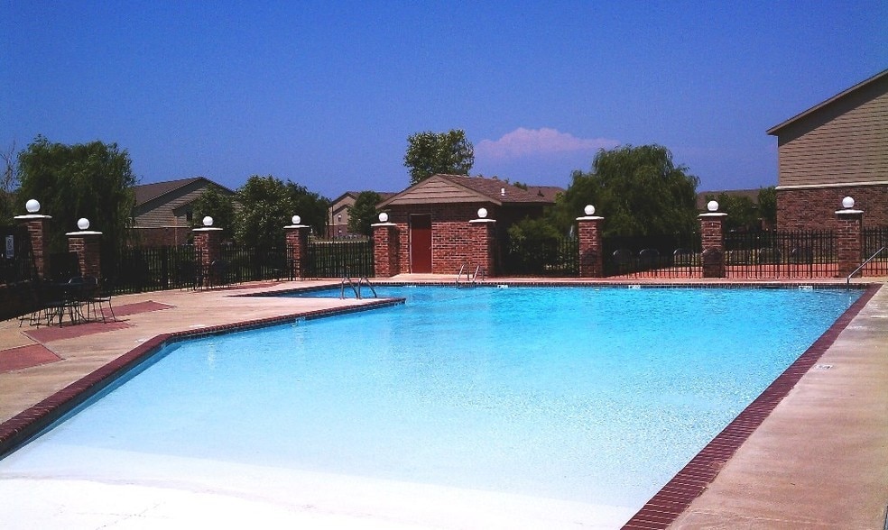 Apartments for Rent with a Swimming Pool in Chadwick, Springdale ...