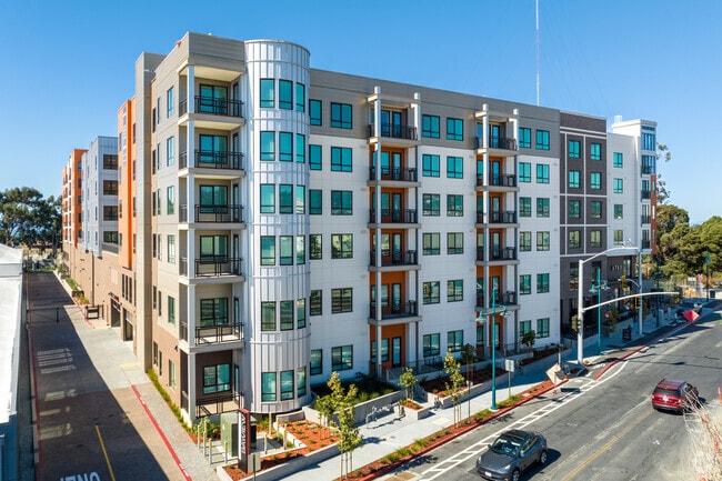 Aquatic Park Apartments for Rent with a Walk-In Closet - Berkeley, CA ...