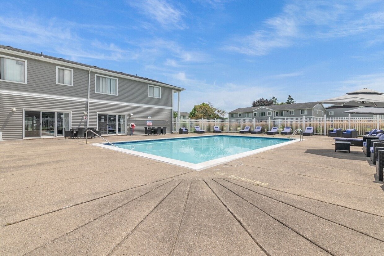 Bloomfield Square Apartments - Auburn Hills, MI - 3161 Bloomfield Ln ...