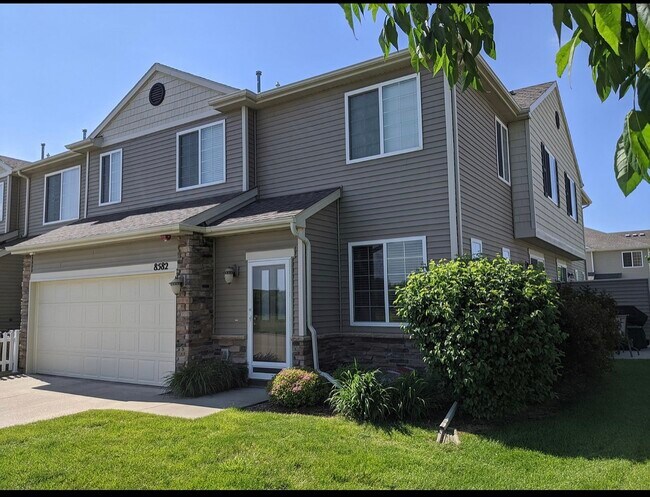8582 Cody Dr, West Des Moines, IA 50266 - Townhome Rentals in West Des ...