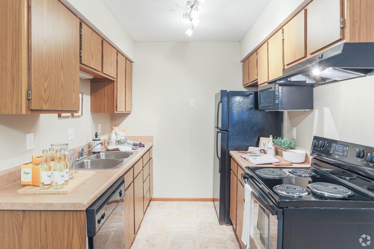 Old Cheney Place by Broadmoor - 5501 Warwick Ct Lincoln, NE 68516 ...
