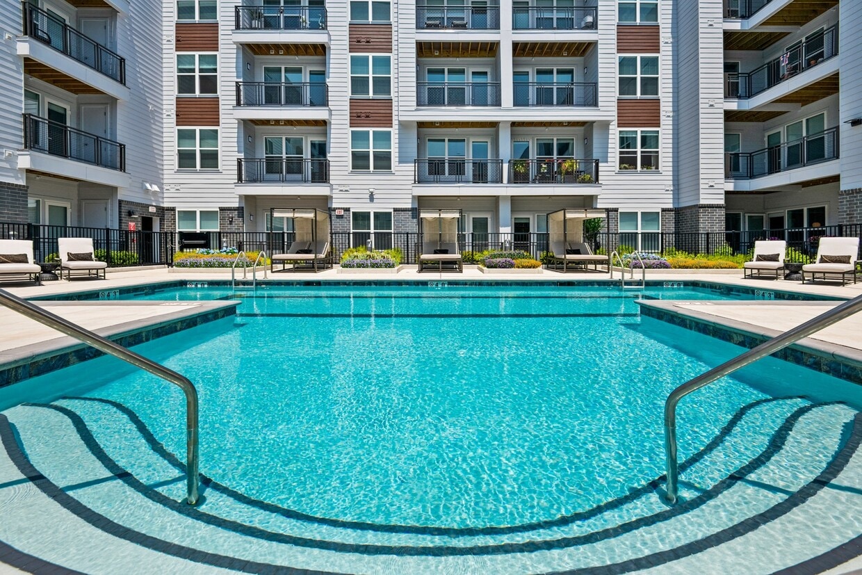 Everleigh Vernon Hills 55+ Active Adult Apartments - 555 Lakeview Pky ...
