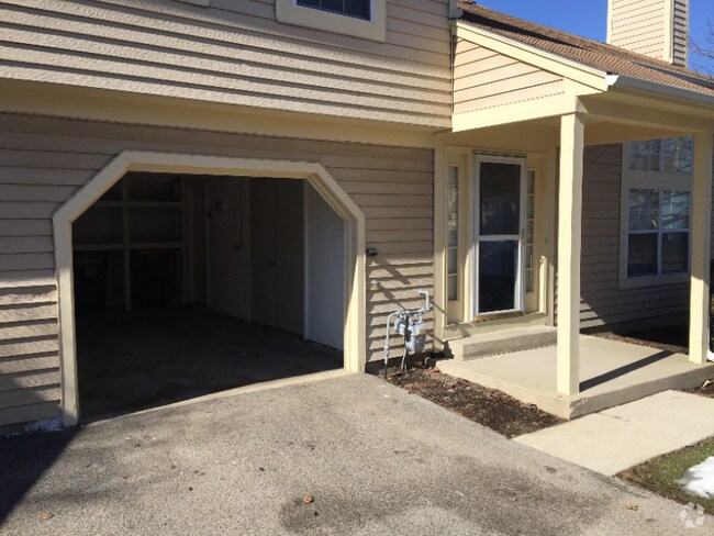 Southgate Manor Apartments for Rent with a Swimming Pool - Streamwood ...