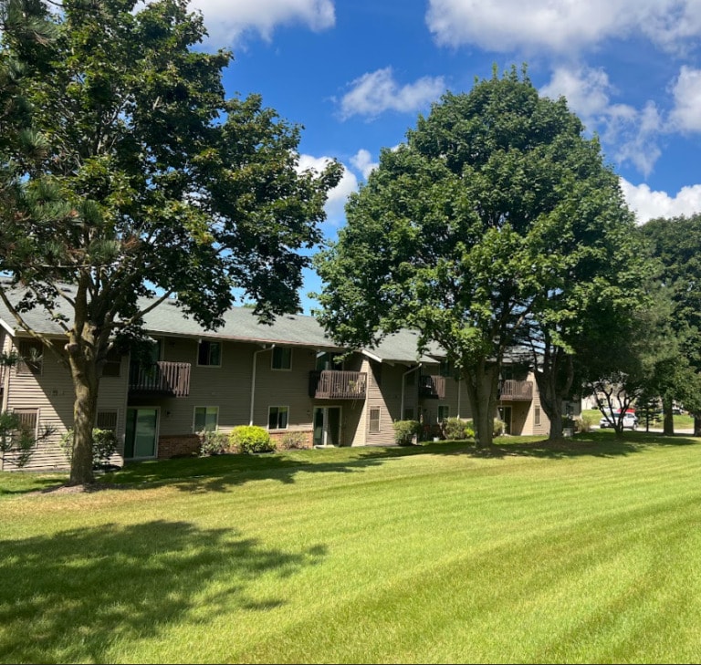 Park Avenue Apartments - 2402-2432 Park Ave West Bend, WI 53090 ...