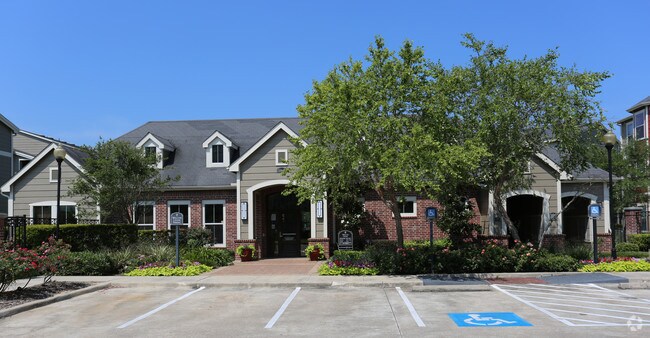 The Crossings At Hillcroft Apartments