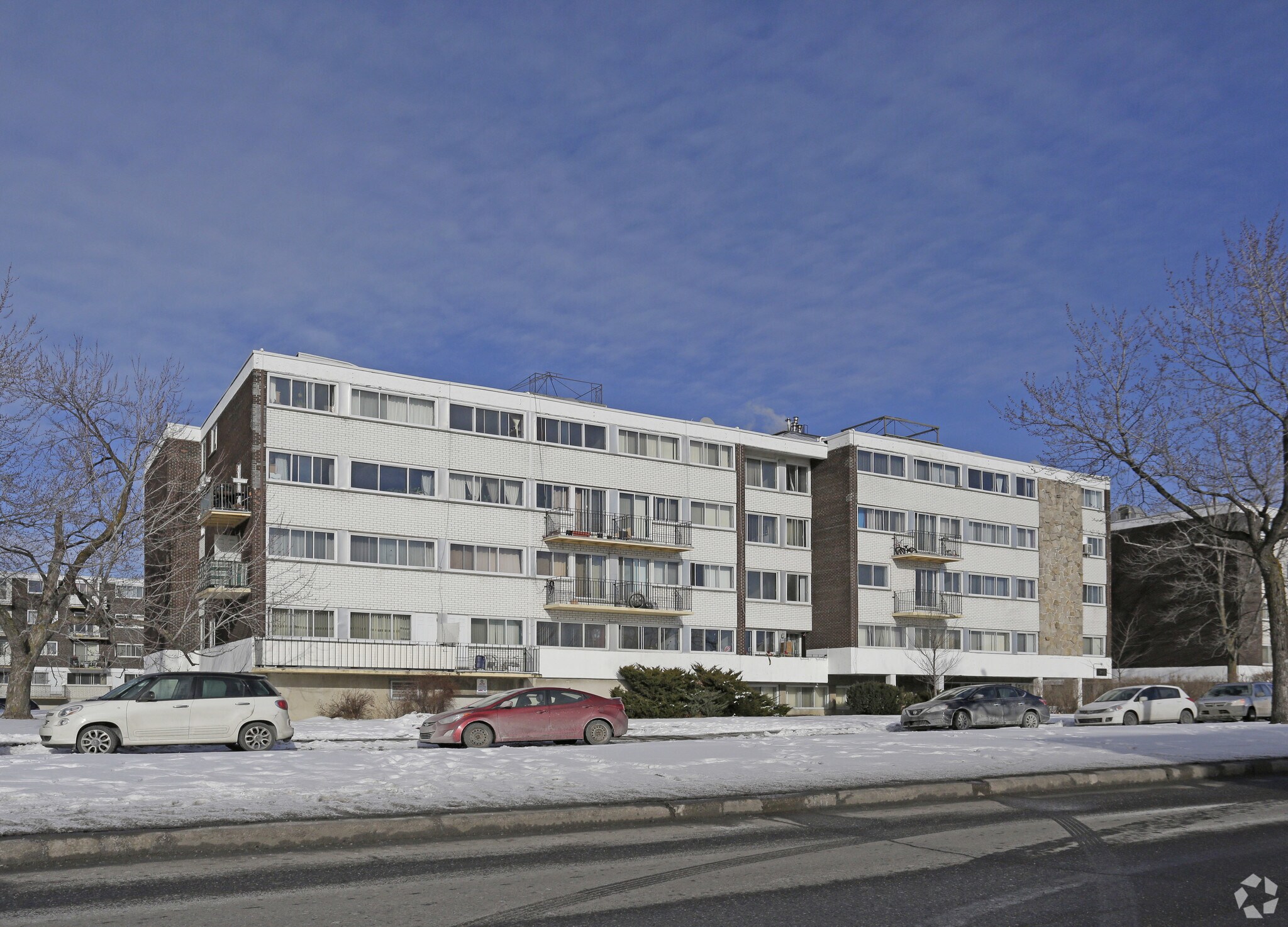 Place Cote-Vertu Appartements - 1295 Boul Jules-Poitras Saint-Laurent ...