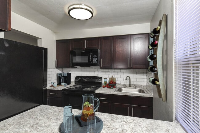 Apartments for Rent with a Swimming Pool Near Currwood Manor ...