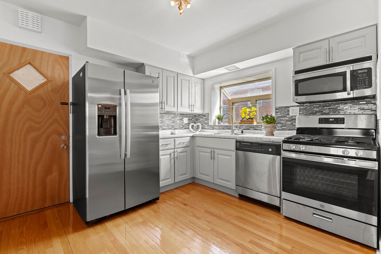 7526 N Ridge Blvd Unit 3W, Chicago, IL 60645 - Condo for Rent in Chicago, IL | Apartments.com