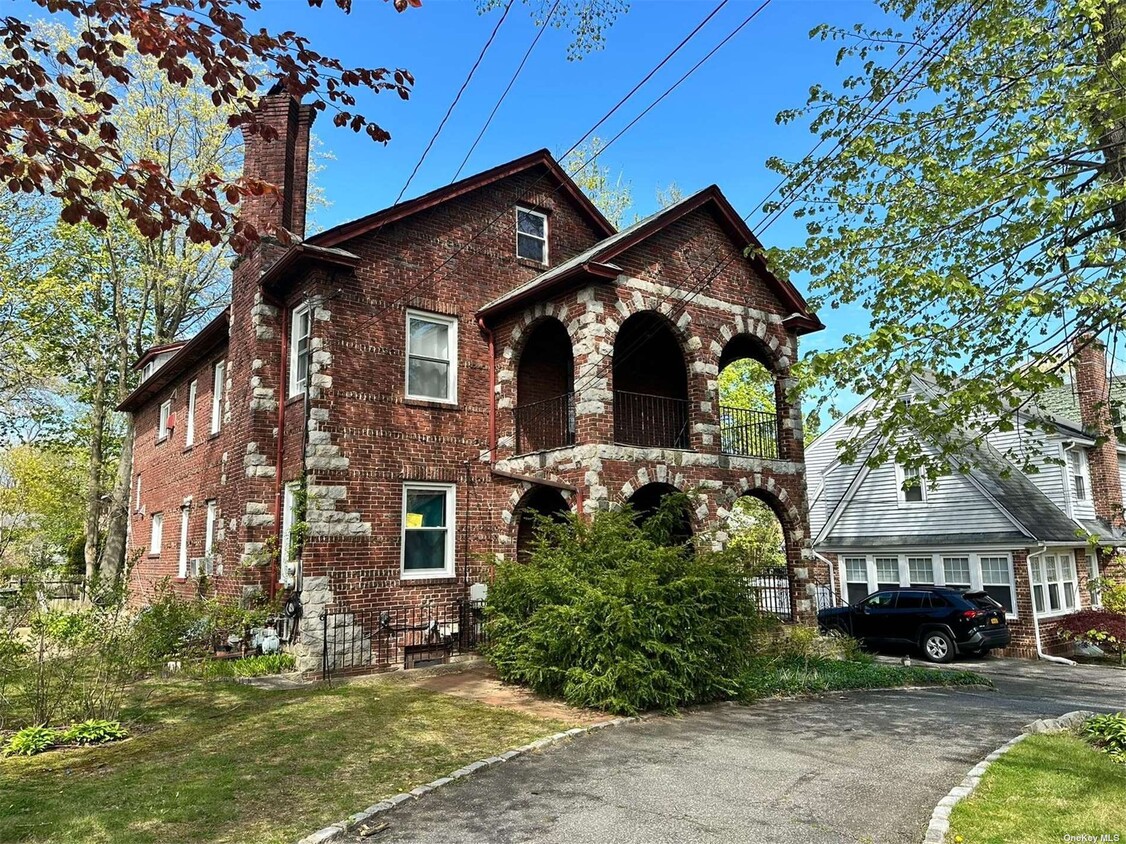18 Spruce St, Great Neck, NY 11021 - House Rental in Great Neck, NY ...