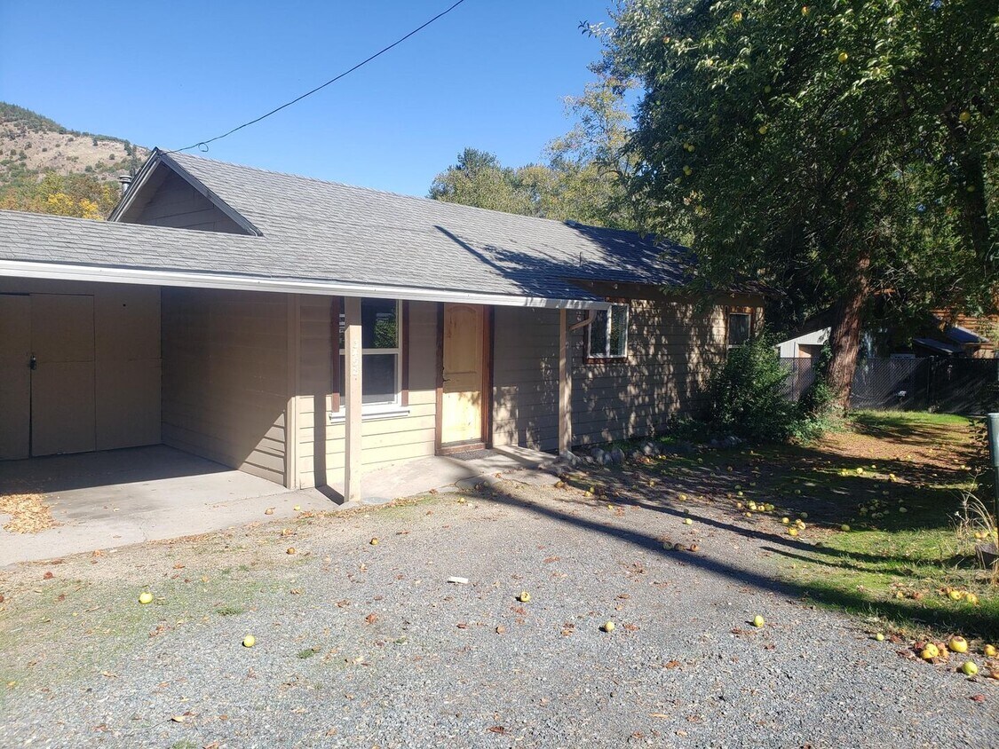3458 Rogue River Hwy, Gold Hill, OR 97525 - House Rental in Gold Hill ...