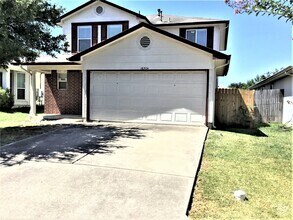 Hamilton Point Apartments for Rent with Hardwood Floors - Manor, TX - 2 ...