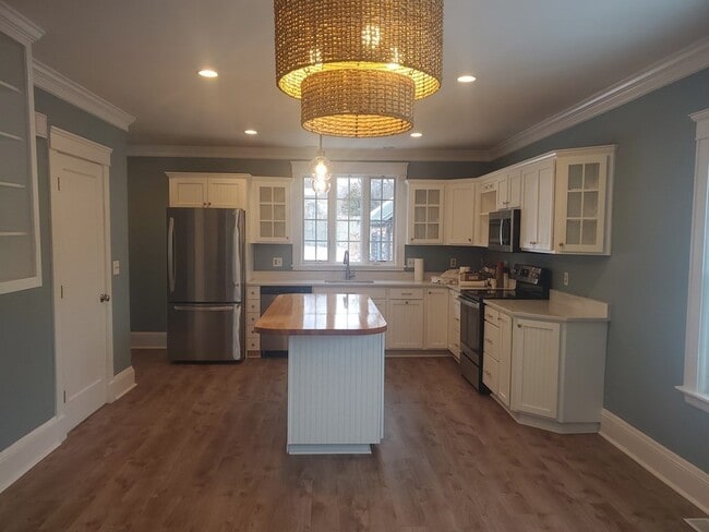 1121 Commercial St Unit 1, Weymouth, MA 02189 - Room for Rent in ...