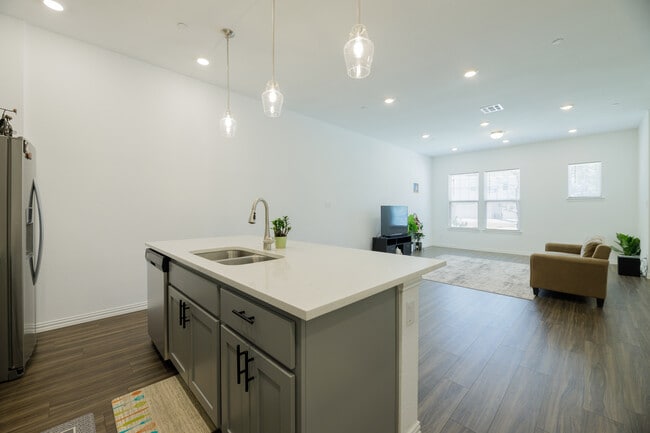 9916 Hennings St, Irving, TX 75063 - Townhome Rentals in Irving TX ...