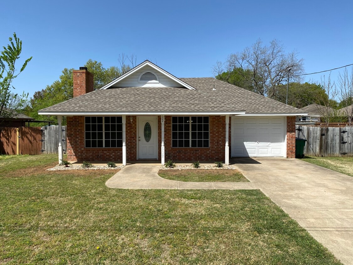 502 Maple St, Aubrey, TX 76227 - House Rental in Aubrey, TX | Apartments.com