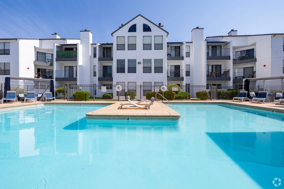 Apartments for Rent with a Swimming Pool Near Quaker Heights ...