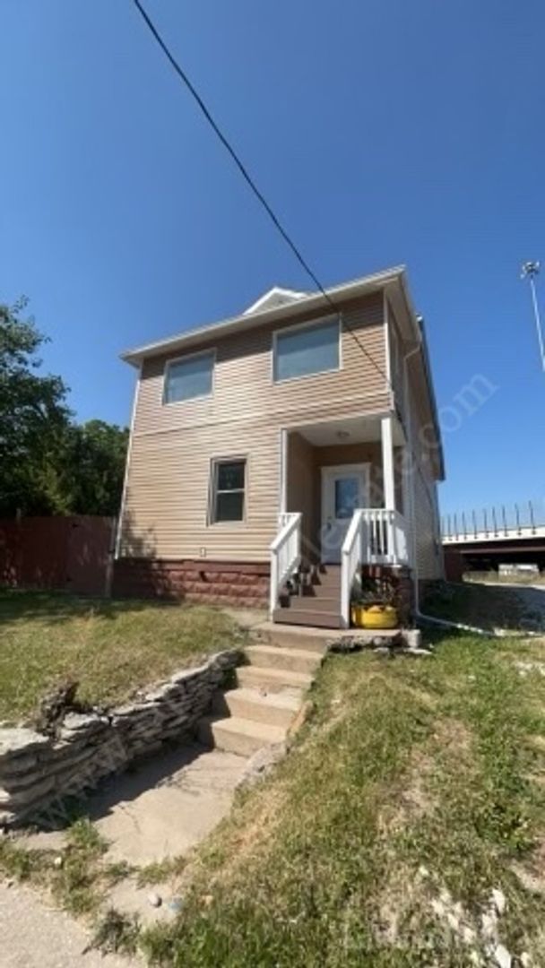 218 Segur Ave Unit Lower, Toledo, OH 43609 - Room for Rent in Toledo ...