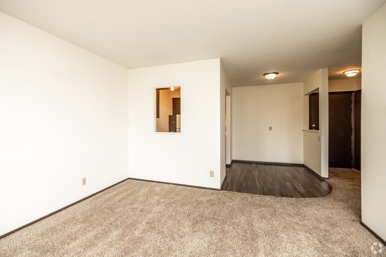 Wildwood Apartments - 921 Old Marion Rd Ne Cedar Rapids, IA 52402 ...